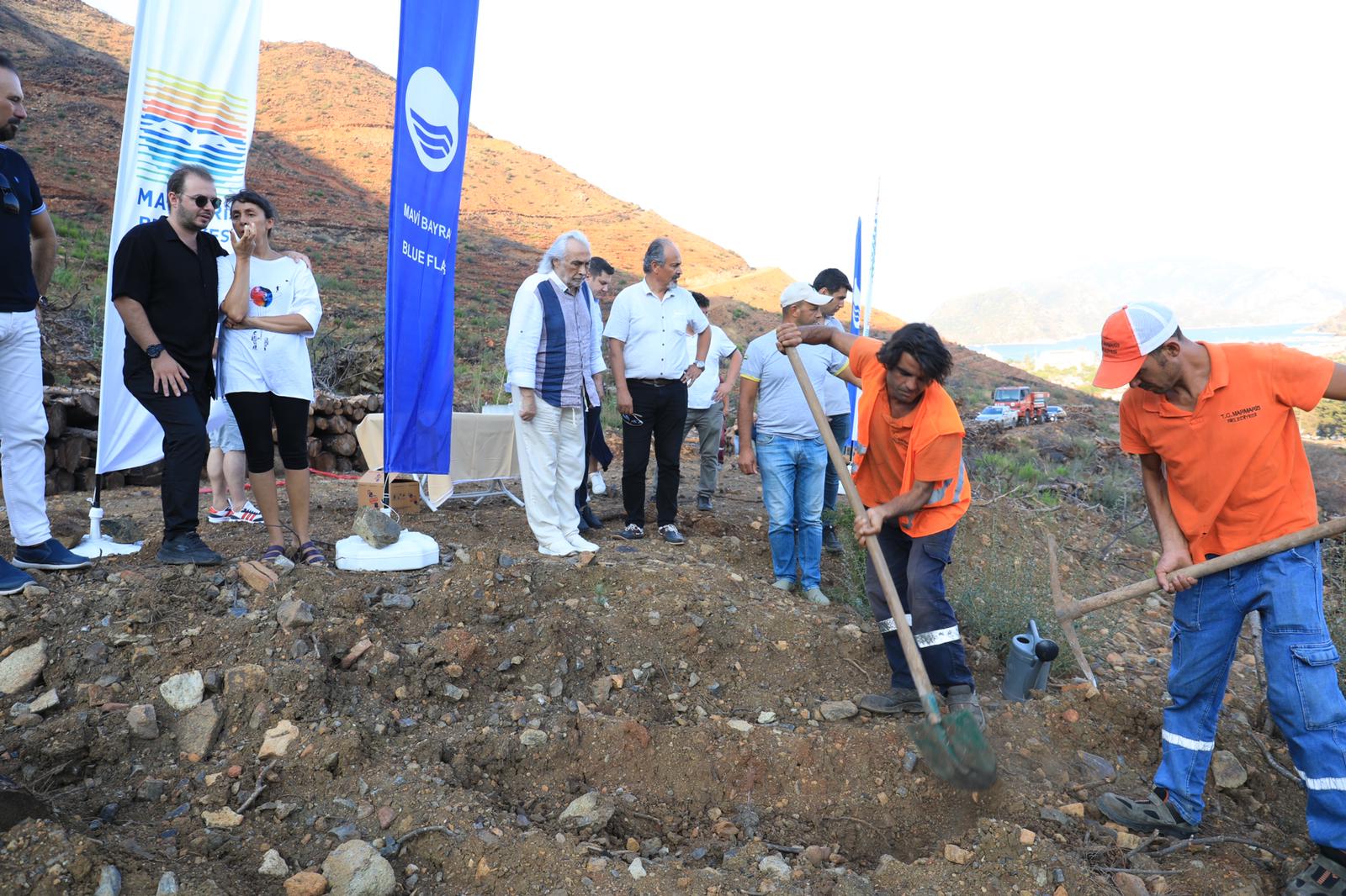 MARMARİS'TE, USTA OYUNCU MÜJDAT GEZEN KIZIYLA BİRLİKTE FİDAN DİKTİ